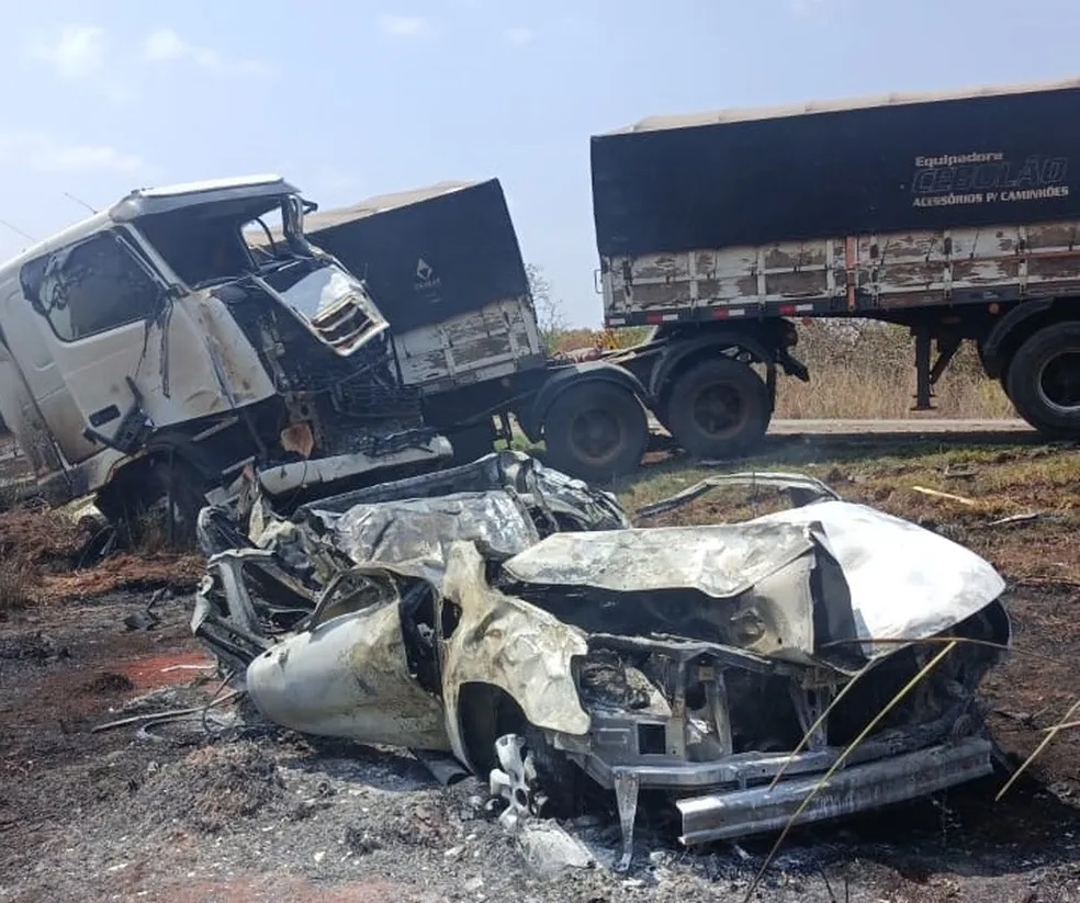 Batida entre carro e carreta deixa motorista morto em Paracatu
