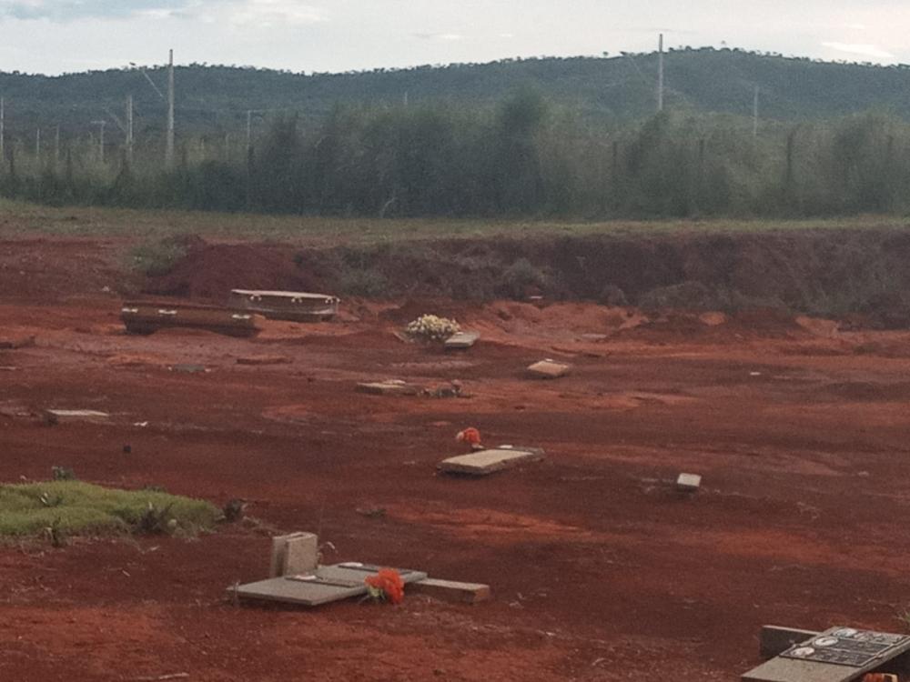 Imagens de caixões expostos a céu aberto em cemitério de Paracatu ...