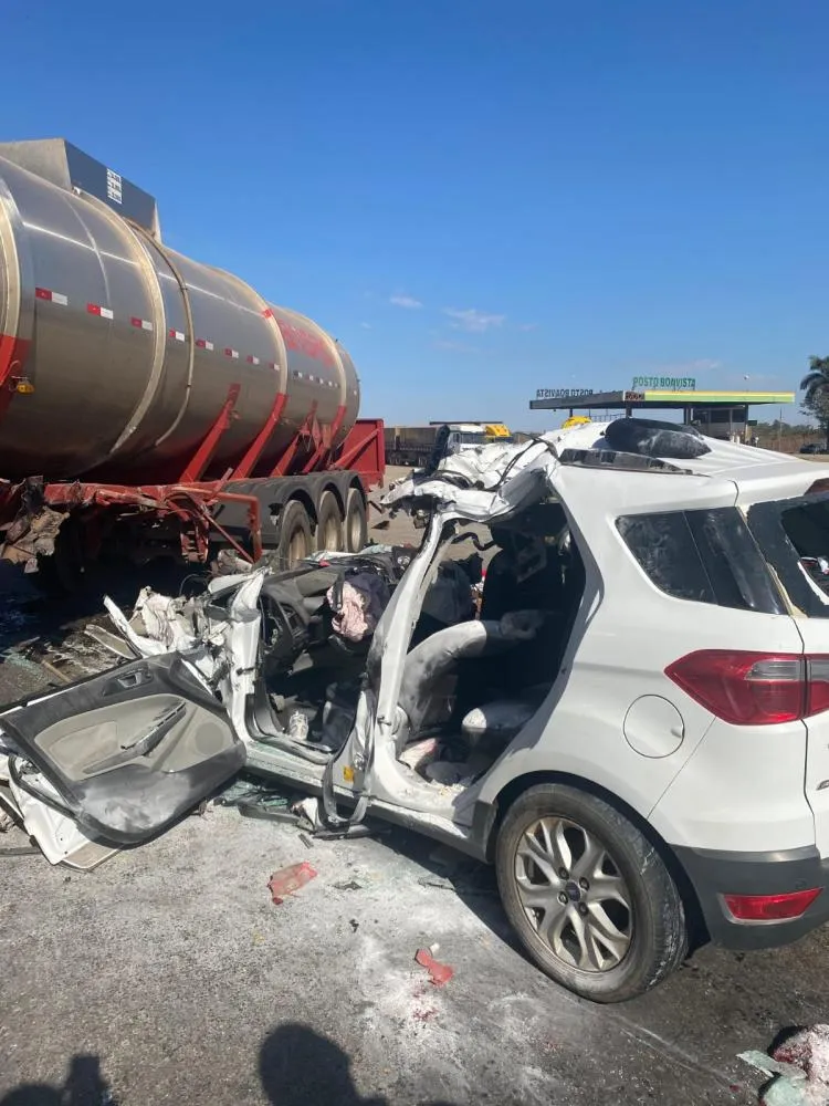 Homem morre e duas pessoas ficam feridas